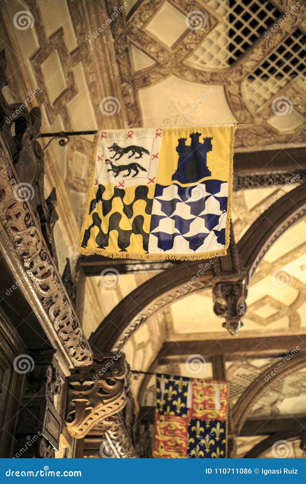 Bandera Coloreada Medieval En Un Castillo Foto de archivo - Imagen de ...