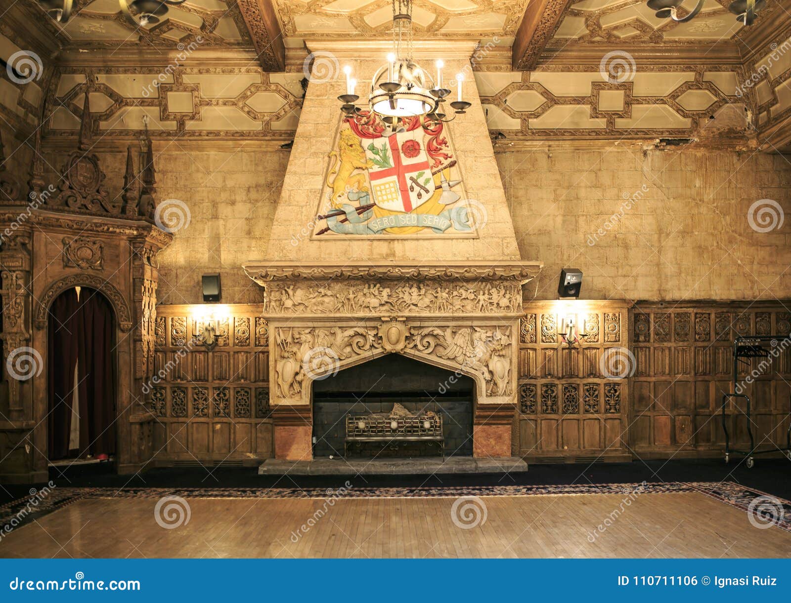Bandera Coloreada Medieval En Un Castillo Foto de archivo - Imagen de ...