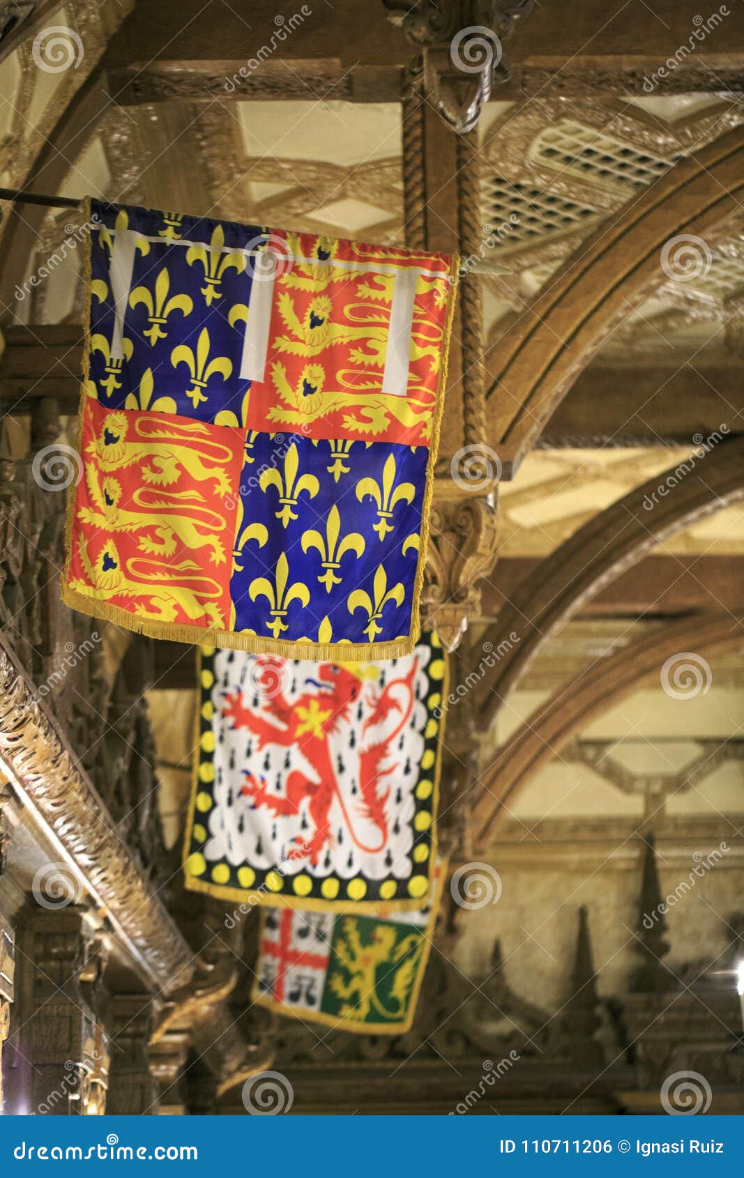 Bandera Coloreada Medieval En Un Castillo Foto de archivo - Imagen de ...