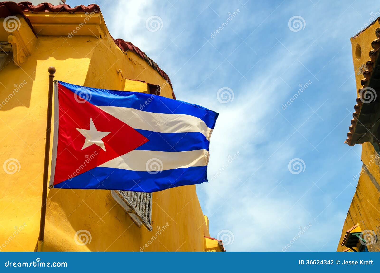 Bandera Cubana Y Edificios Coloniales Foto de archivo - Imagen de cielo ...