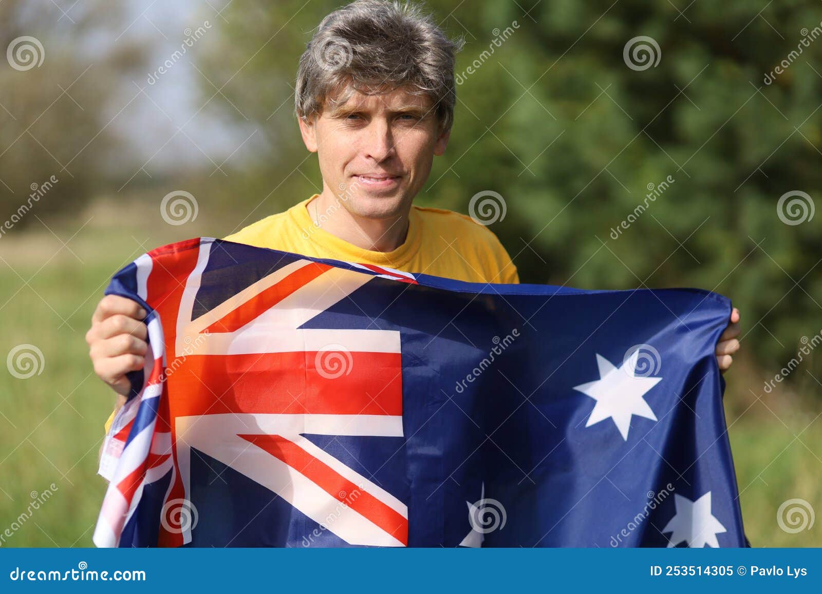 Bandera De Australia En Manos Humanas Imagen de archivo - Imagen de ...
