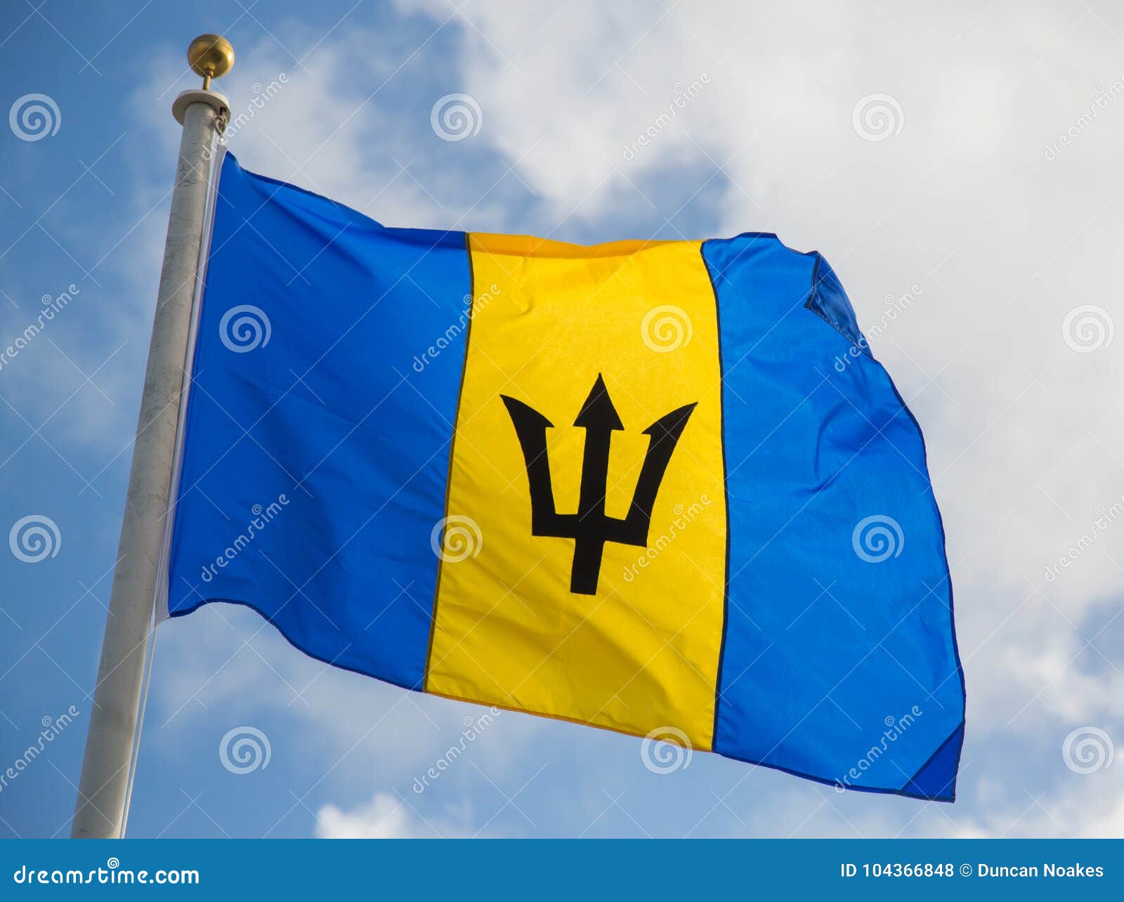 Bandera de Barbados foto de archivo. Imagen de contra - 104366848