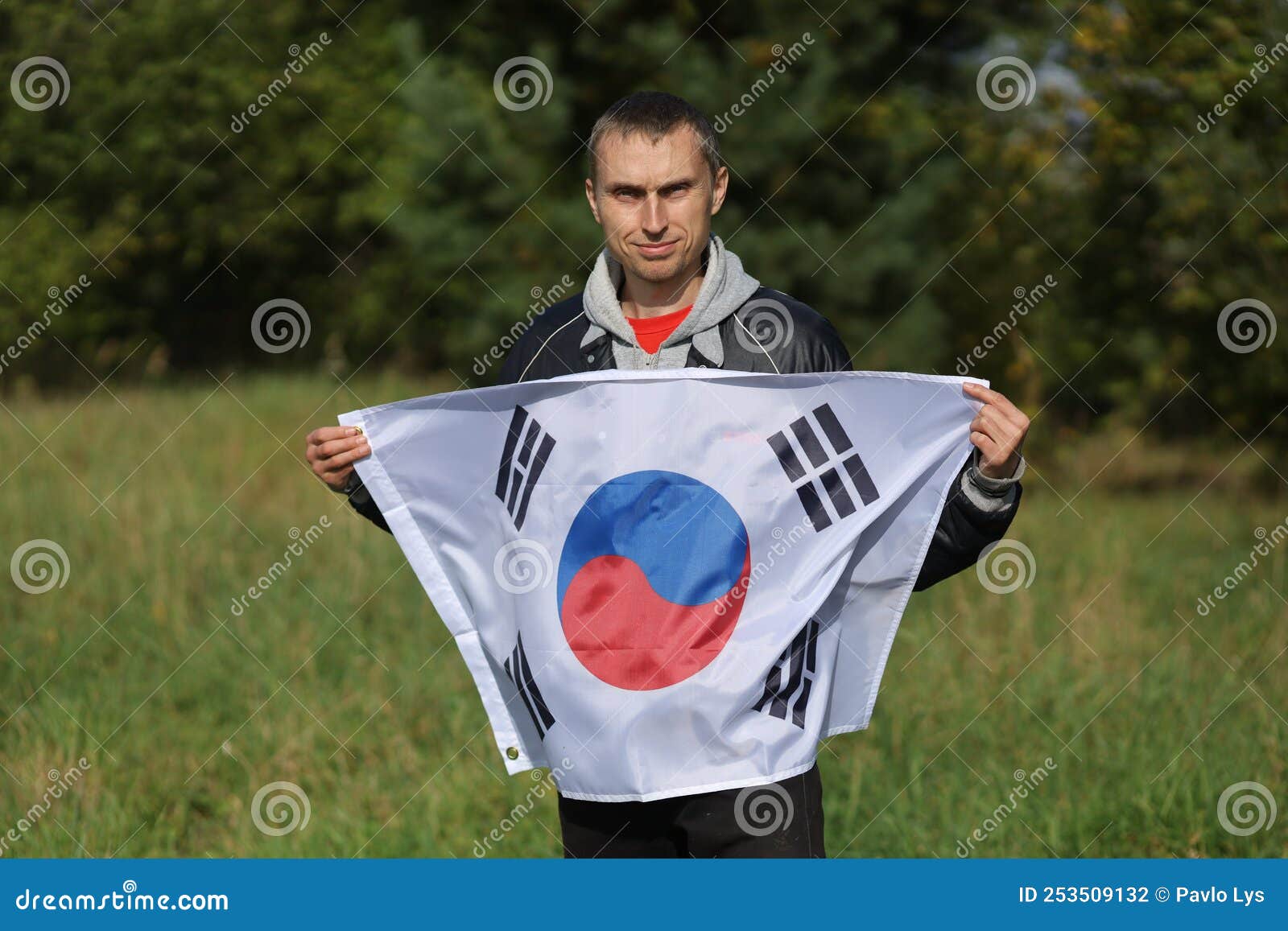 Bandera De Corea Del Sur En Manos Foto de archivo - Imagen de viento ...