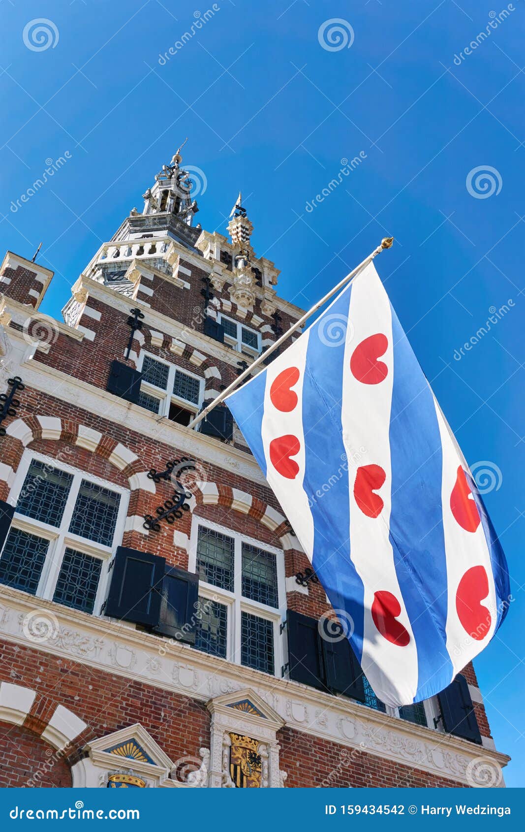 Bandera De Frisia En Un Edificio Antiguo Foto de archivo - Imagen de ...