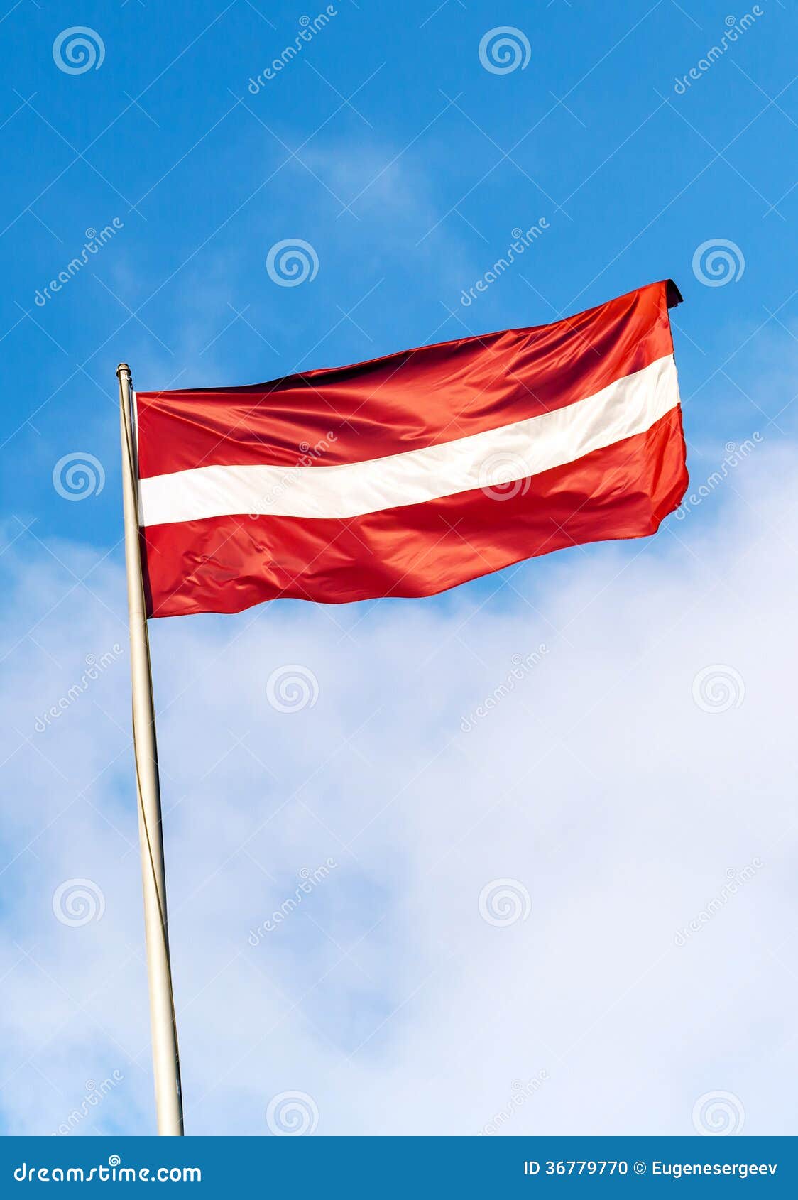Bandera De Letonia Sobre El Cielo Azul Foto de archivo - Imagen de raya ...