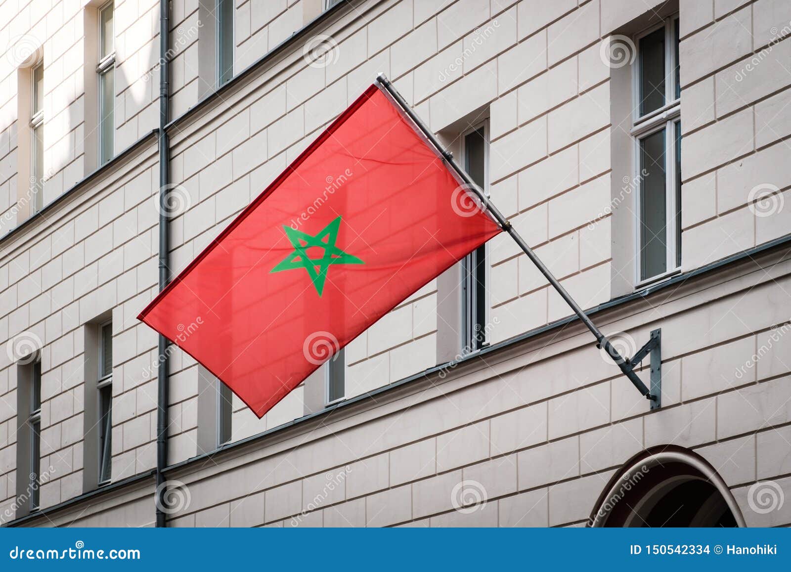 Bandera De Marruecos - Bandera Marroquí En Polo En El Edificio Foto de ...