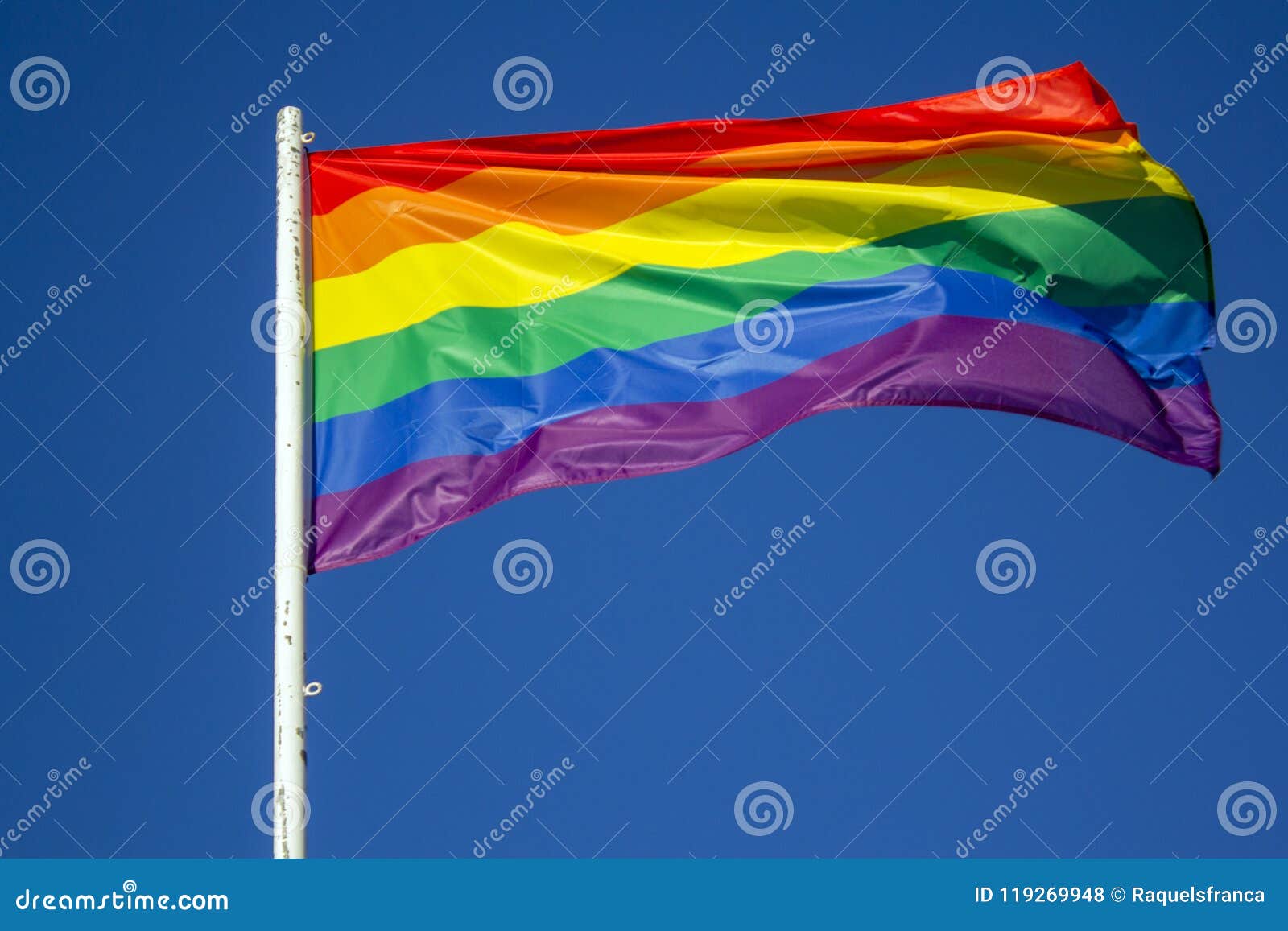 Bandera Del Orgullo Del Arco Iris De Lgbt Contra El Cielo Azul Foto De