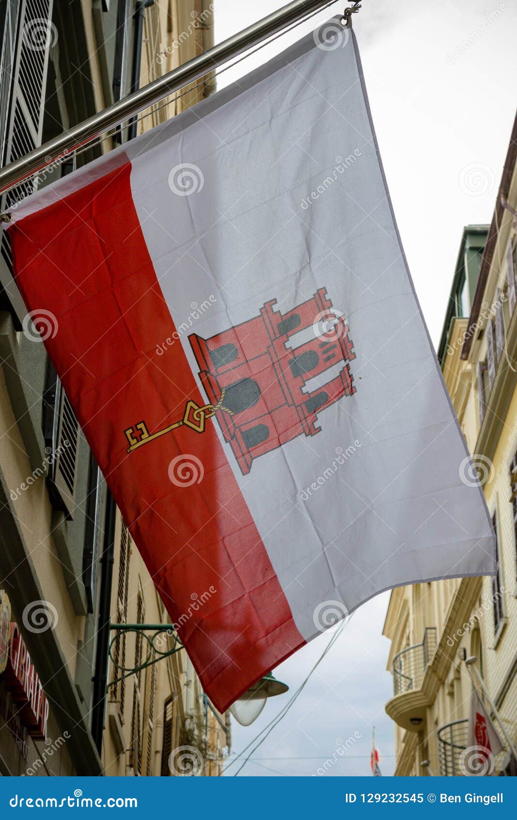 Bandera en Gibraltar imagen editorial. Imagen de edificio - 129232545