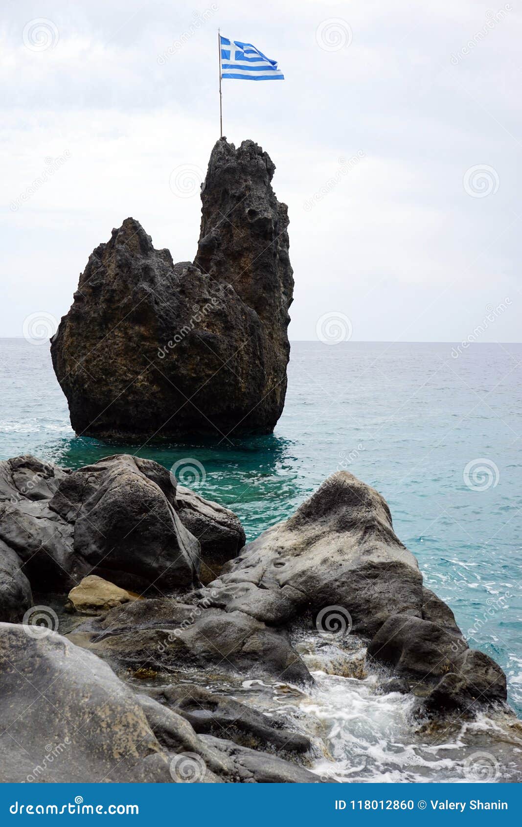 Bandera griega en la roca foto de archivo. Imagen de onda - 118012860