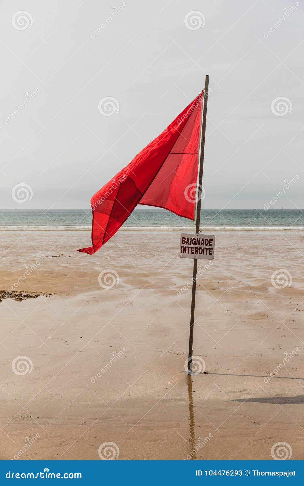 Bandera roja en la playa imagen de archivo. Imagen de indicador - 104476293