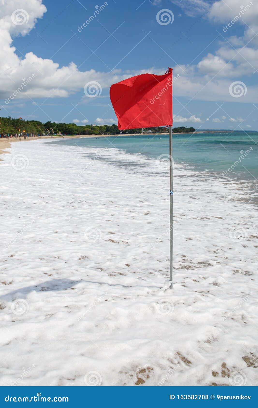 Bandera roja en la playa foto de archivo. Imagen de arena - 163682708