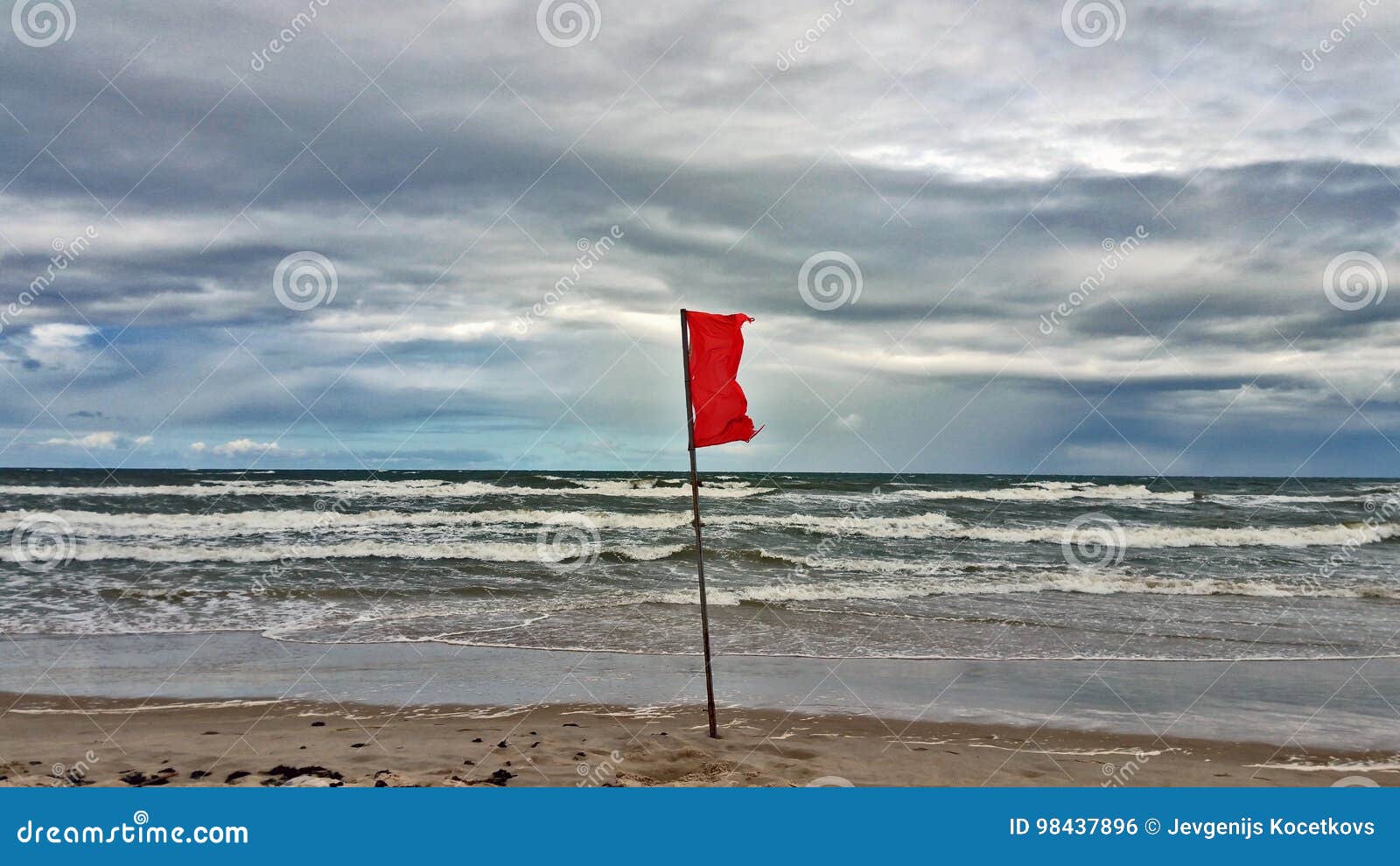 Bandera roja en la playa foto de archivo. Imagen de muestra - 98437896