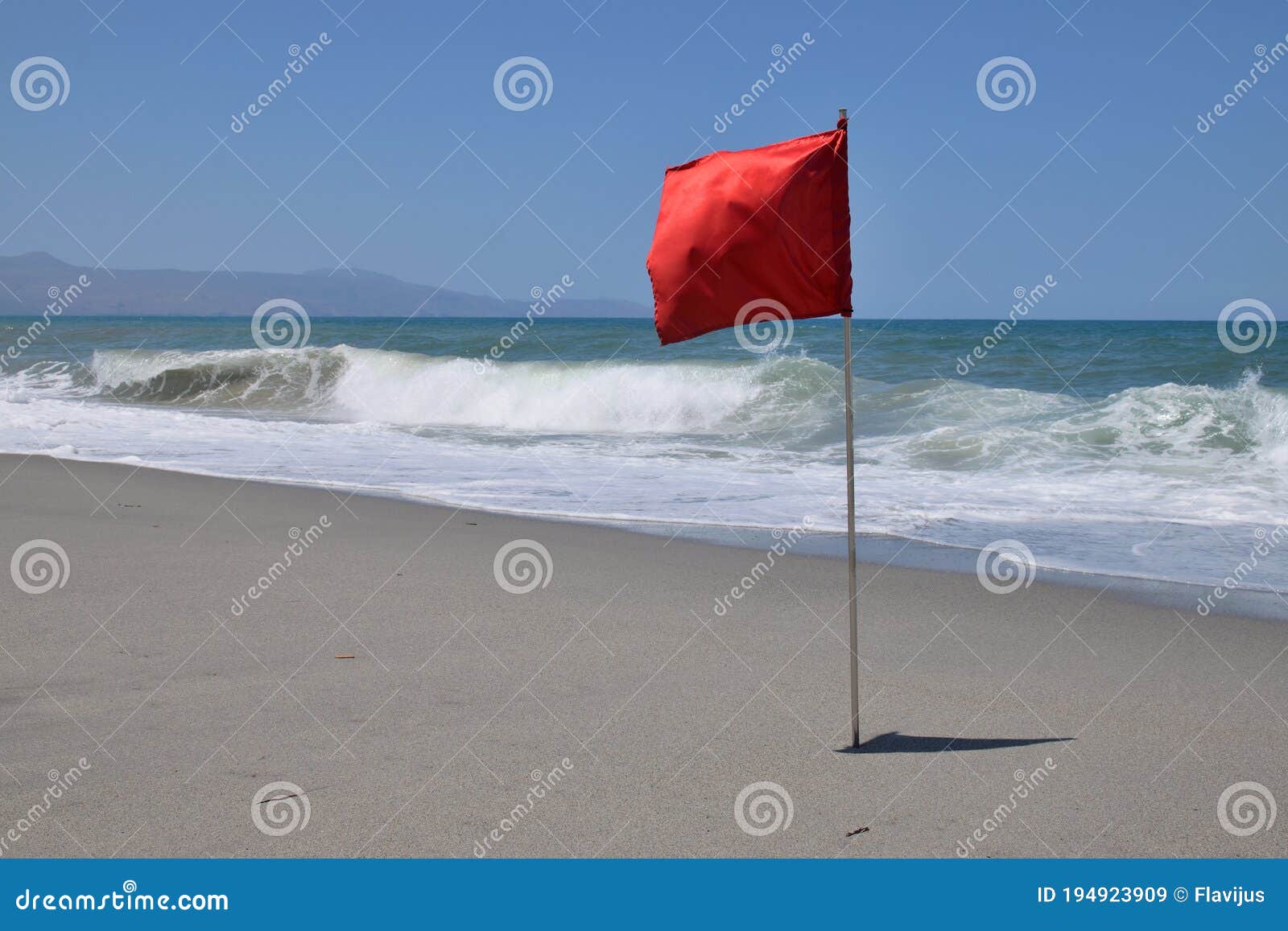 Bandera roja en la playa imagen de archivo. Imagen de viento - 194923909