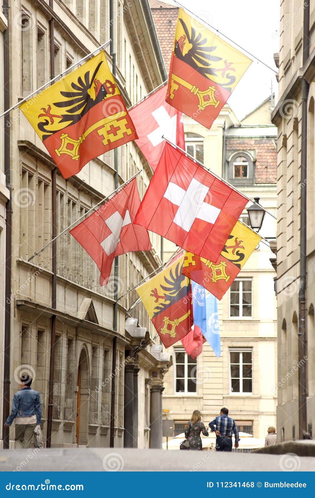 Bandera Suiza Y Bandera De Ginebra En El Edificio De La Fachada En ...