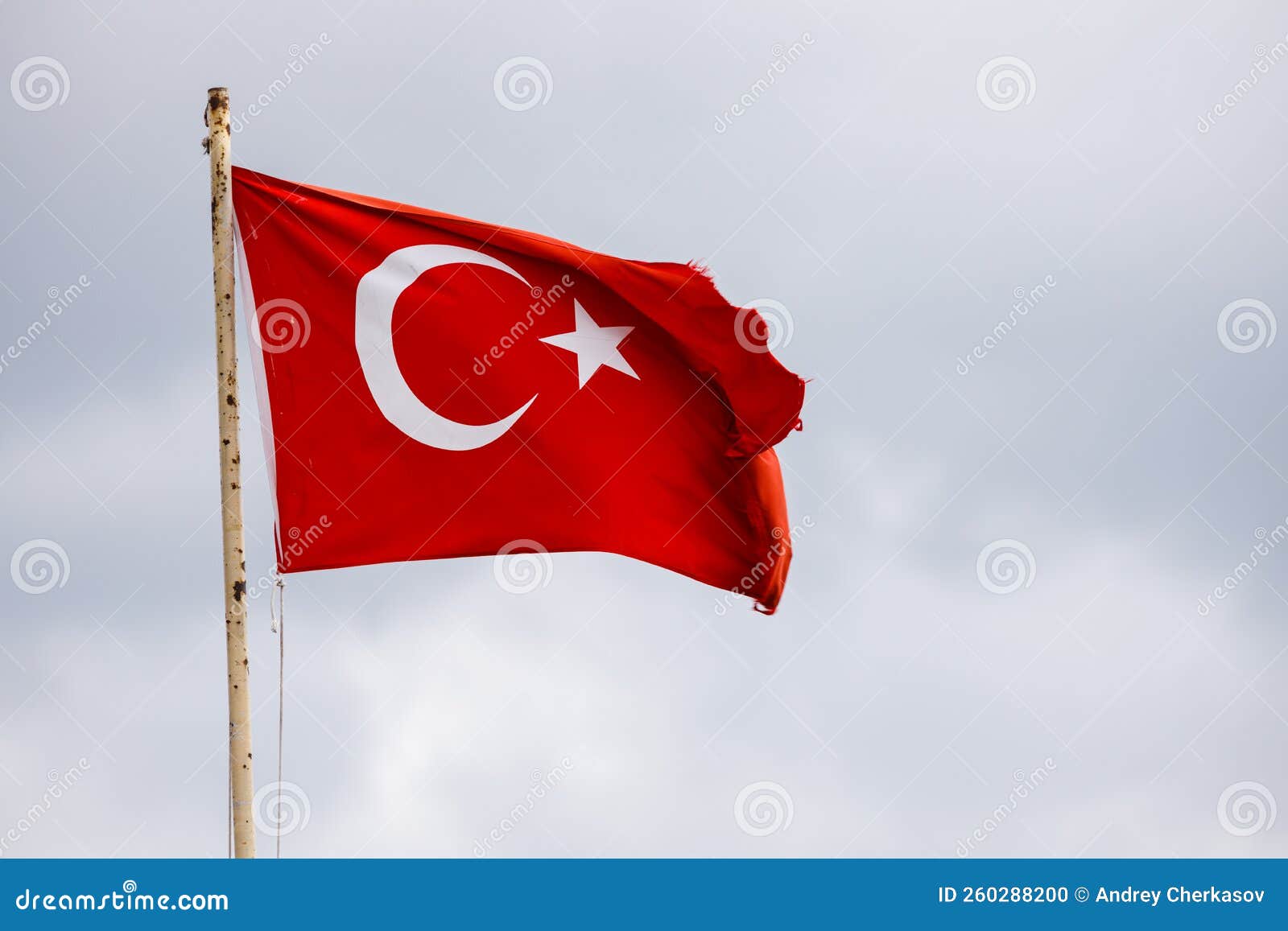 Bandera Turca Contra Cielo Gris Foto de archivo - Imagen de libertad ...