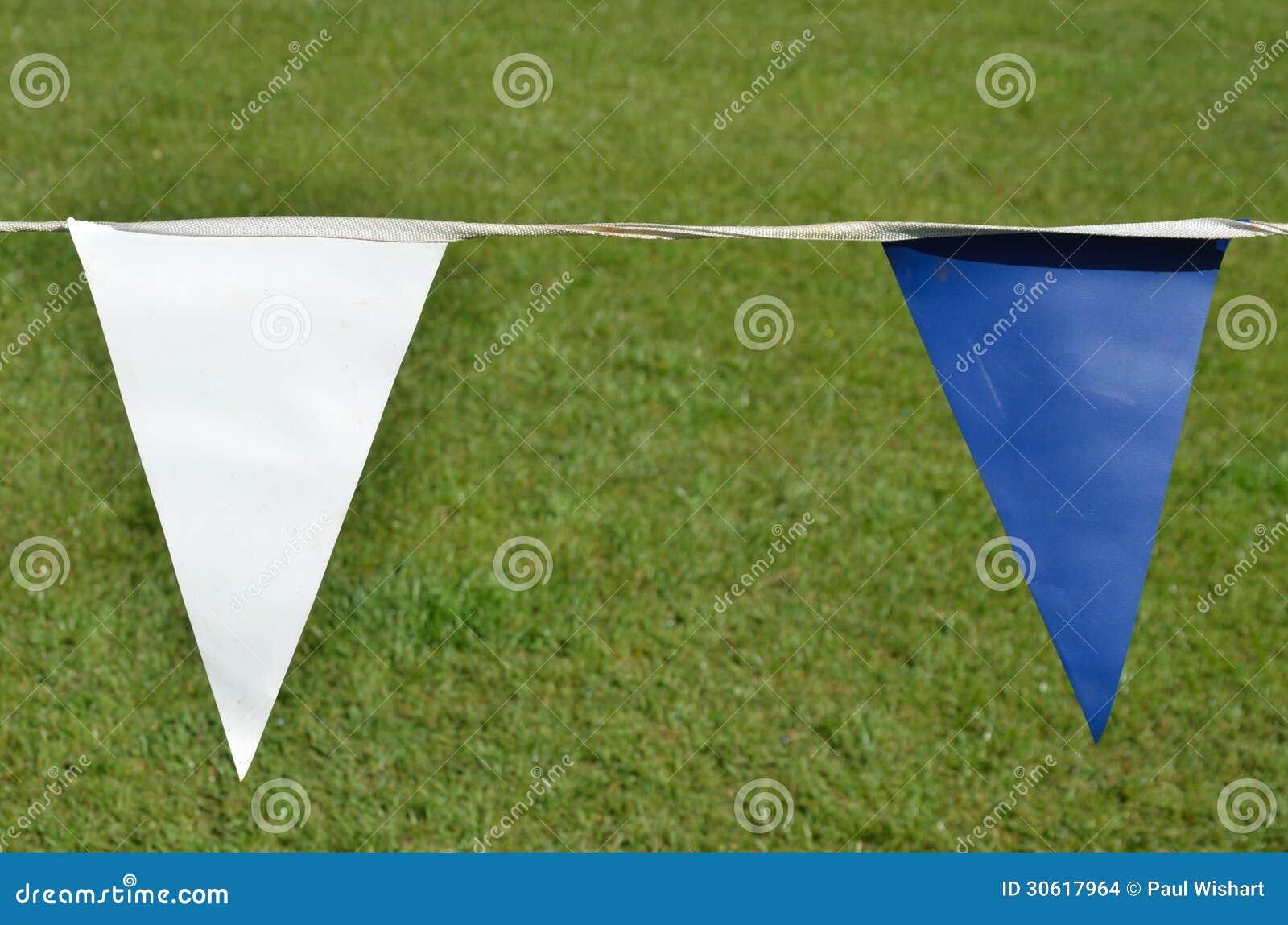 Banderas azules y blancas foto de archivo. Imagen de azul - 30617964