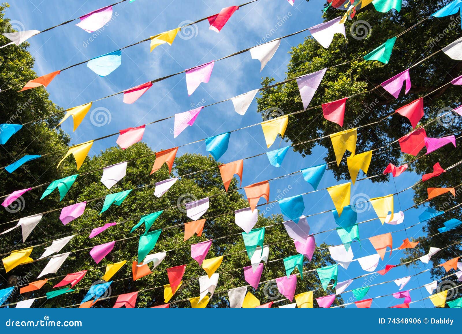 Banderas Coloridas Del Partido Foto de archivo - Imagen de cielo ...