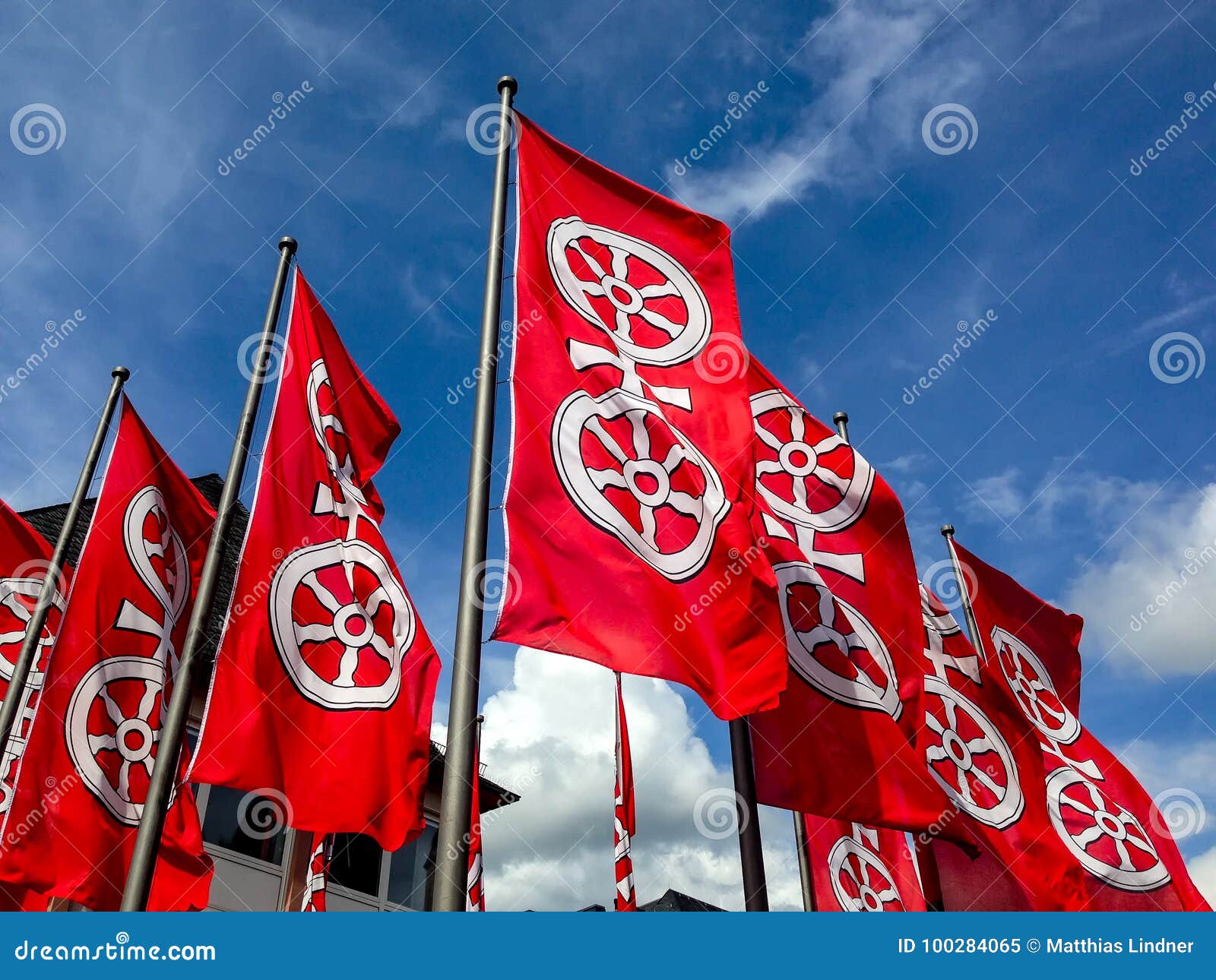 Banderas Con El Emblema De La Ciudad De Maguncia Imagen de archivo ...