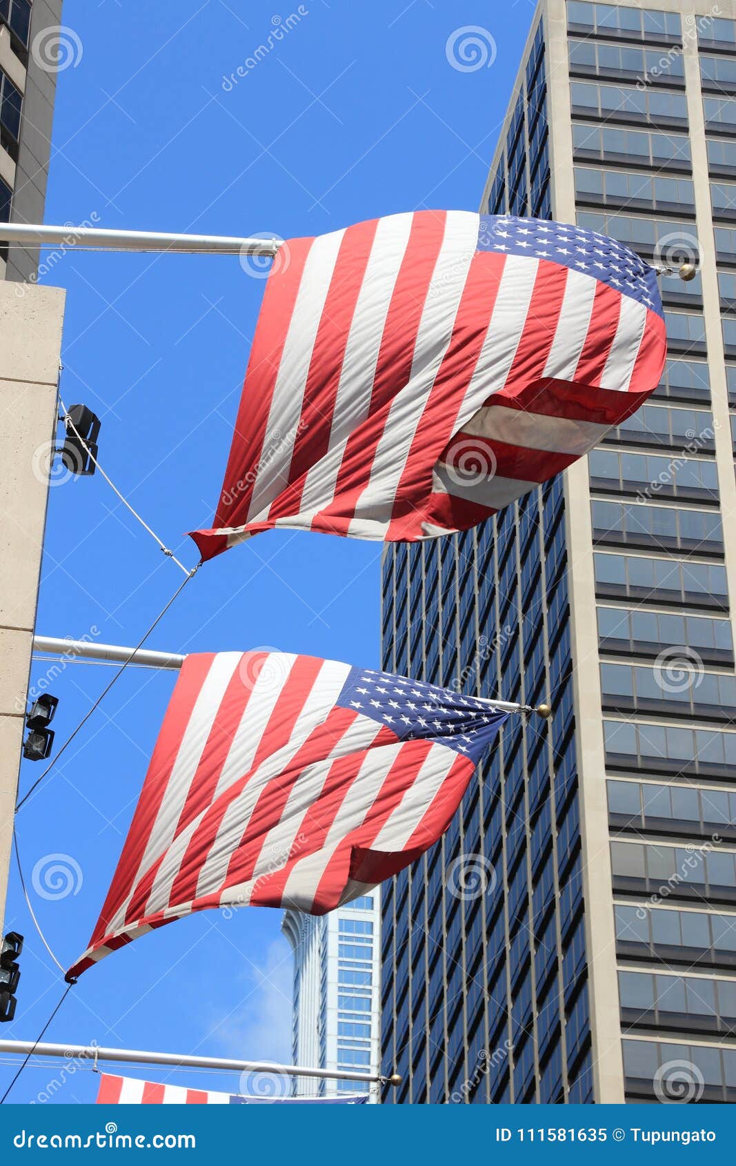 Banderas de Estados Unidos imagen de archivo. Imagen de viento - 111581635