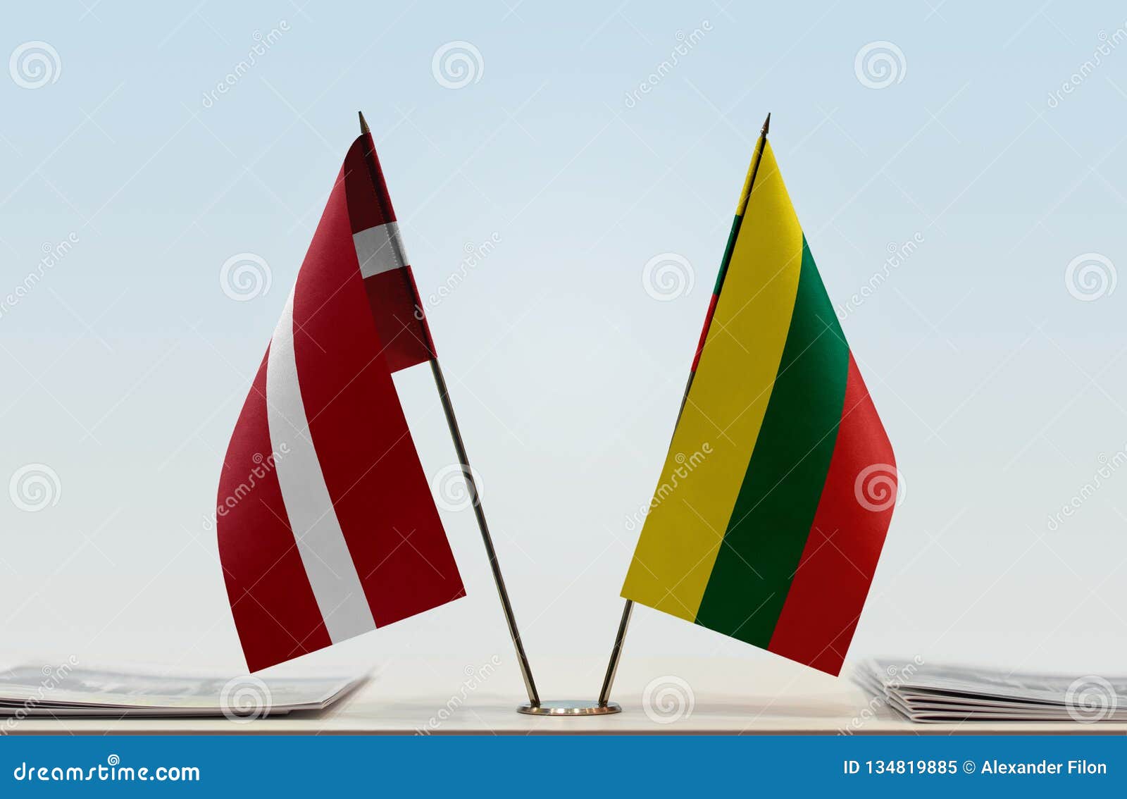 Banderas De Letonia Y De Lituania Imagen de archivo - Imagen de amistad ...