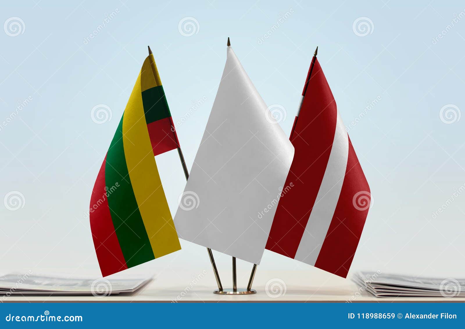 Banderas De Lituania Y De Letonia Imagen de archivo - Imagen de ...