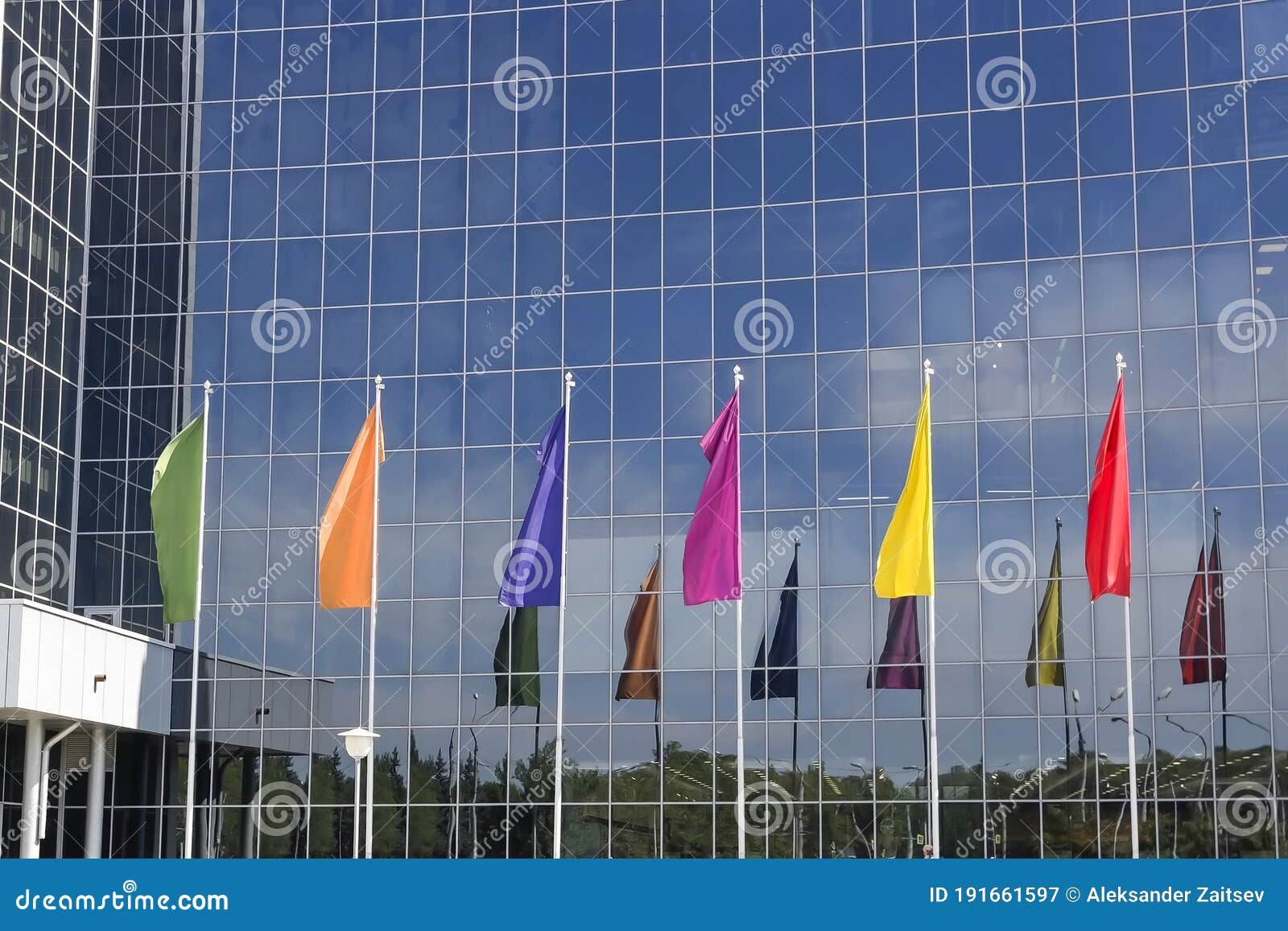 Banderas Multicolores Sobre El Fondo Del Edificio De Oficinas Imagen de ...