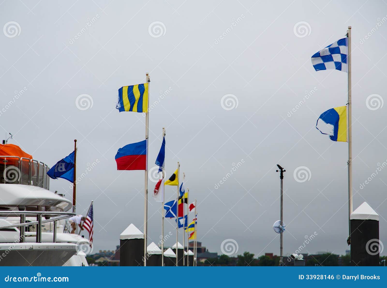 Banderas Náuticas En Puerto Foto de archivo - Imagen de embarcadero ...