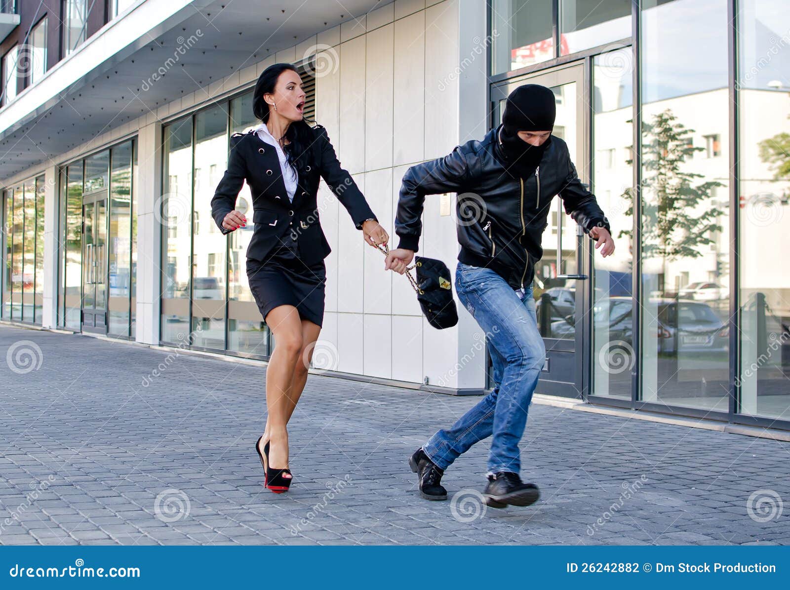 Bandido Que Roba El Bolso De La Mujer Foto de archivo - Imagen de ...