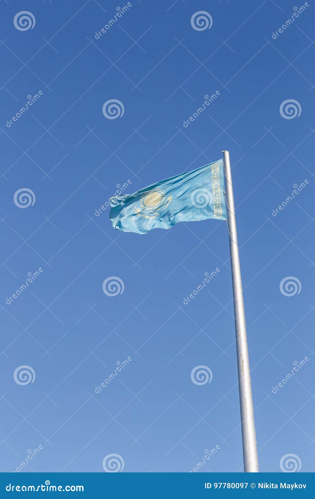 Bandiera Della Repubblica Del Kazakistan Sull'asta Della Bandiera ... Bandiera Della Repubblica Del Kazakistan Sull'asta Della Bandiera ...