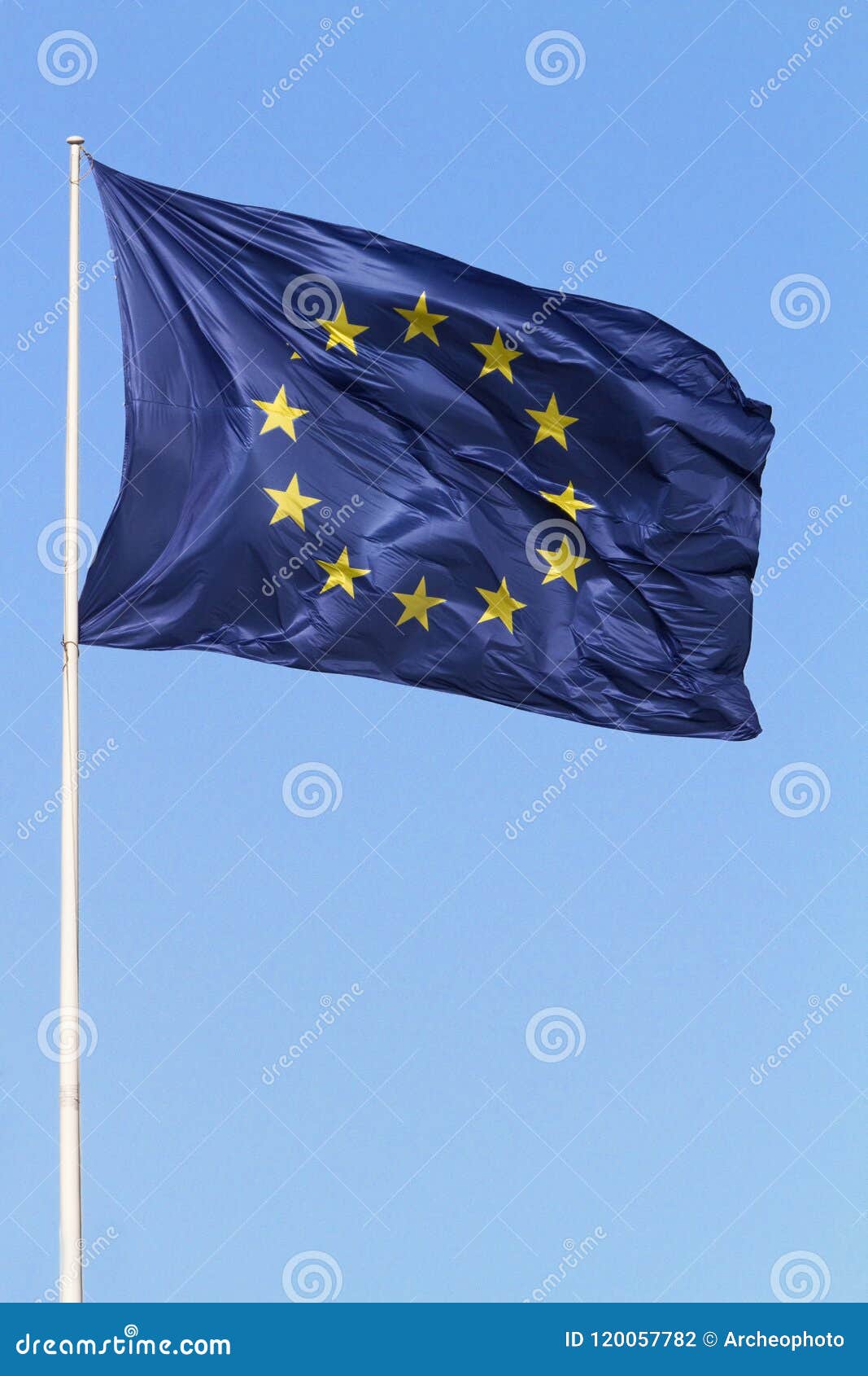 Bandiera di Unione Europea fotografia stock. Immagine di ondeggiamento ...