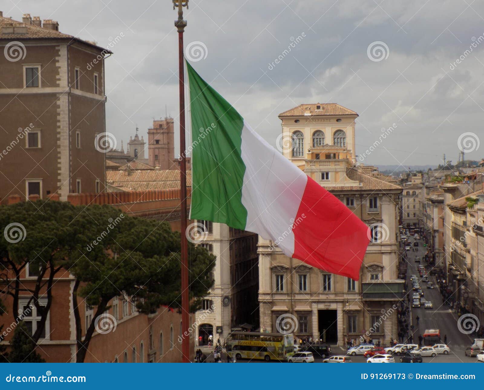 Bandiera italiana a Roma immagine stock. Immagine di italiano - 91269173