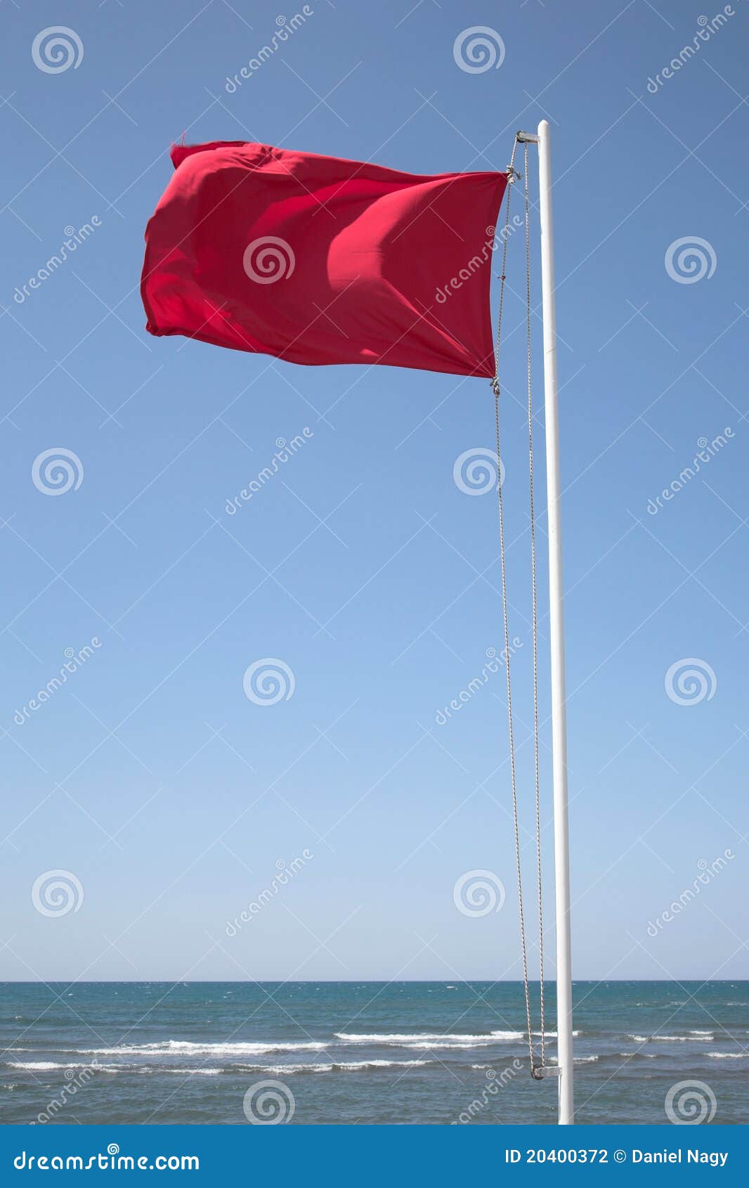 Bandiera Rossa, Cielo Blu, Mare Fotografia Stock - Immagine di stringa ...