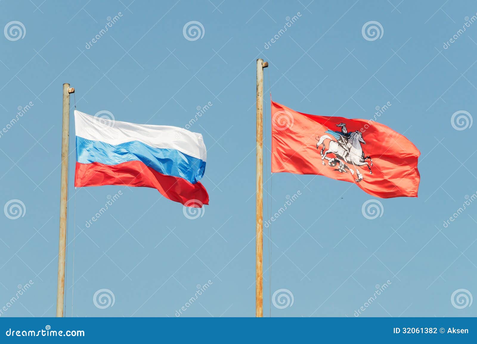 Bandiera Russa E La Bandiera Di Mosca Fotografia Stock - Immagine di ...