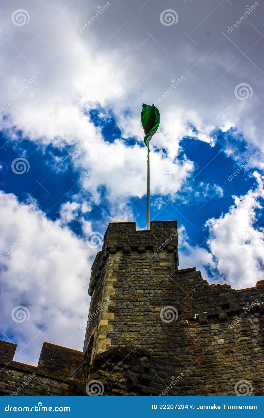 Bandiera su un castello fotografia stock. Immagine di bandierina - 92207294