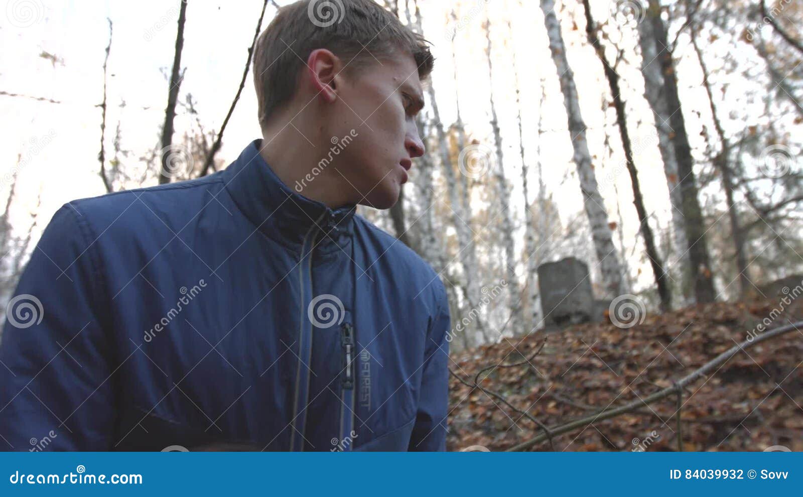 Bandit Im Wald Bedroht Waffe Stock Footage - Video von bandit, herbst ...