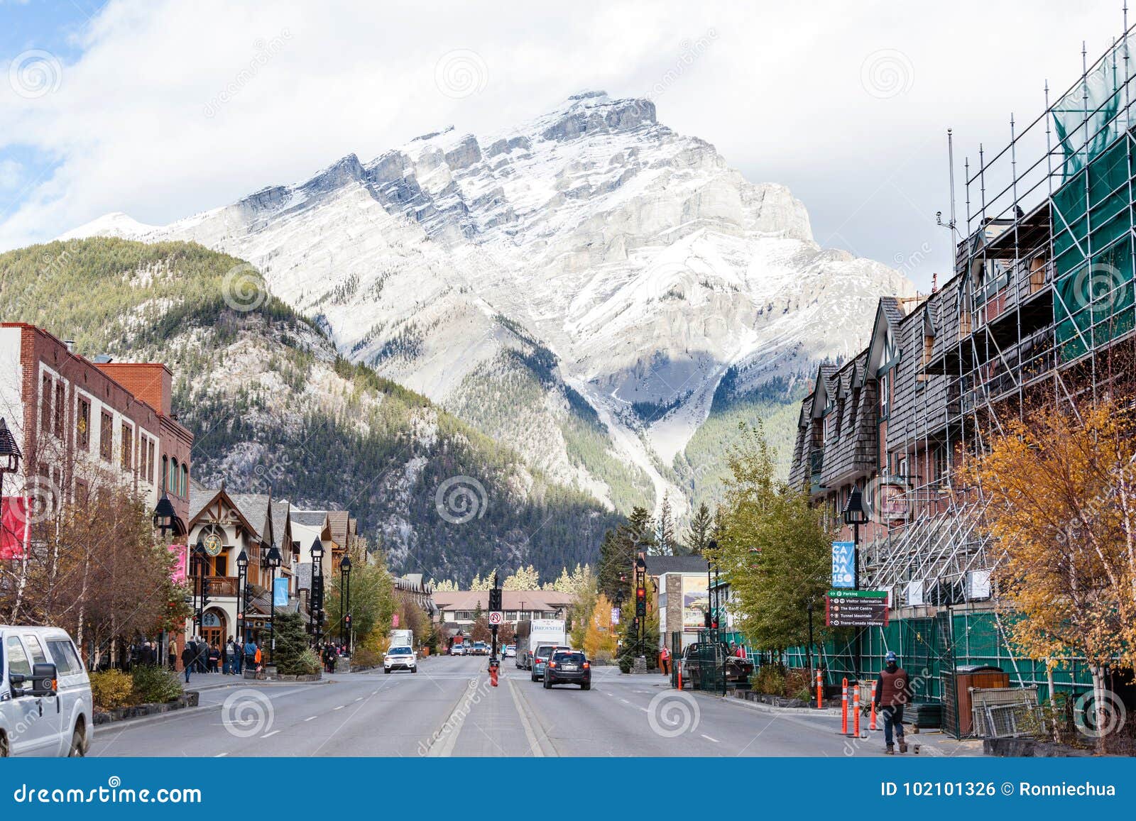Banff Townsite Dans Les Rocheuses Canadiennes, Canada Photo éditorial ...