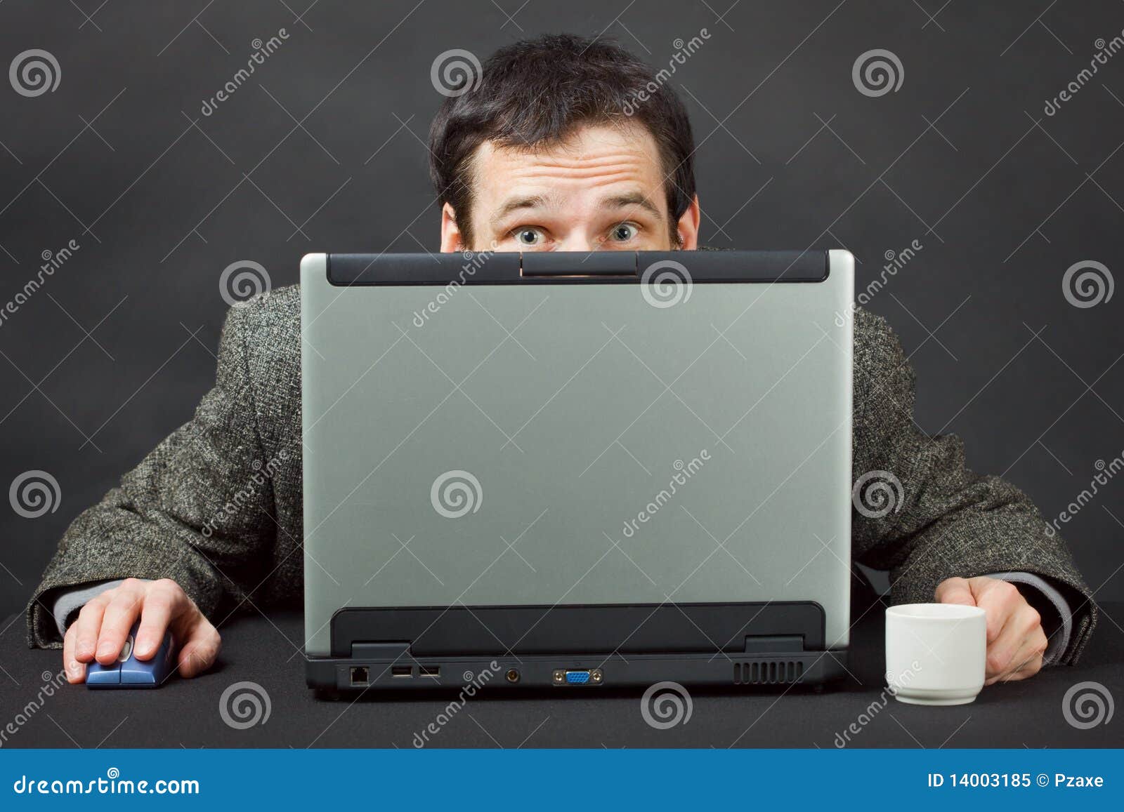 Bang Gemaakte Mensen Die Achter Het Computerscherm Verbergen Stock ...