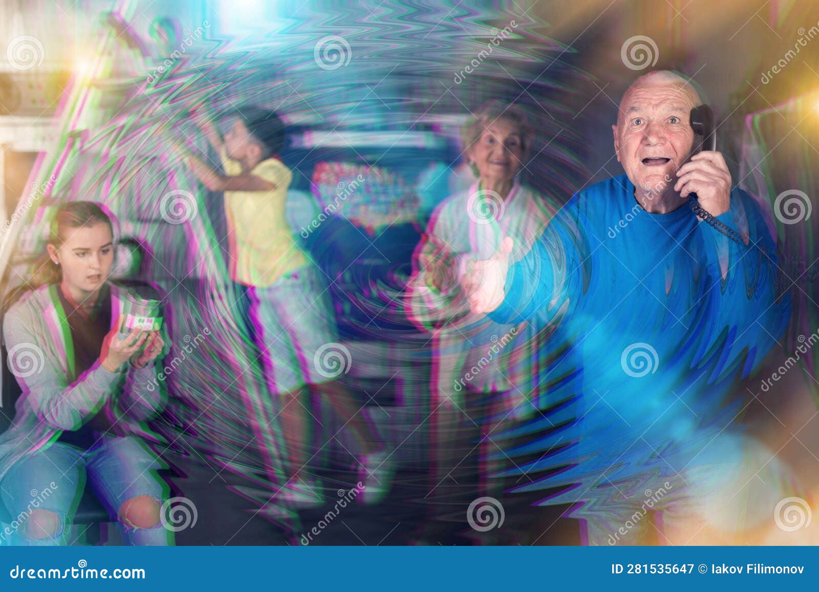Bang Voor De Oudere Grootvader Die De Telefoon Ingaat Terwijl Hij in De ... Bang Voor De Oudere Grootvader Die De Telefoon Ingaat Terwijl Hij in De ...