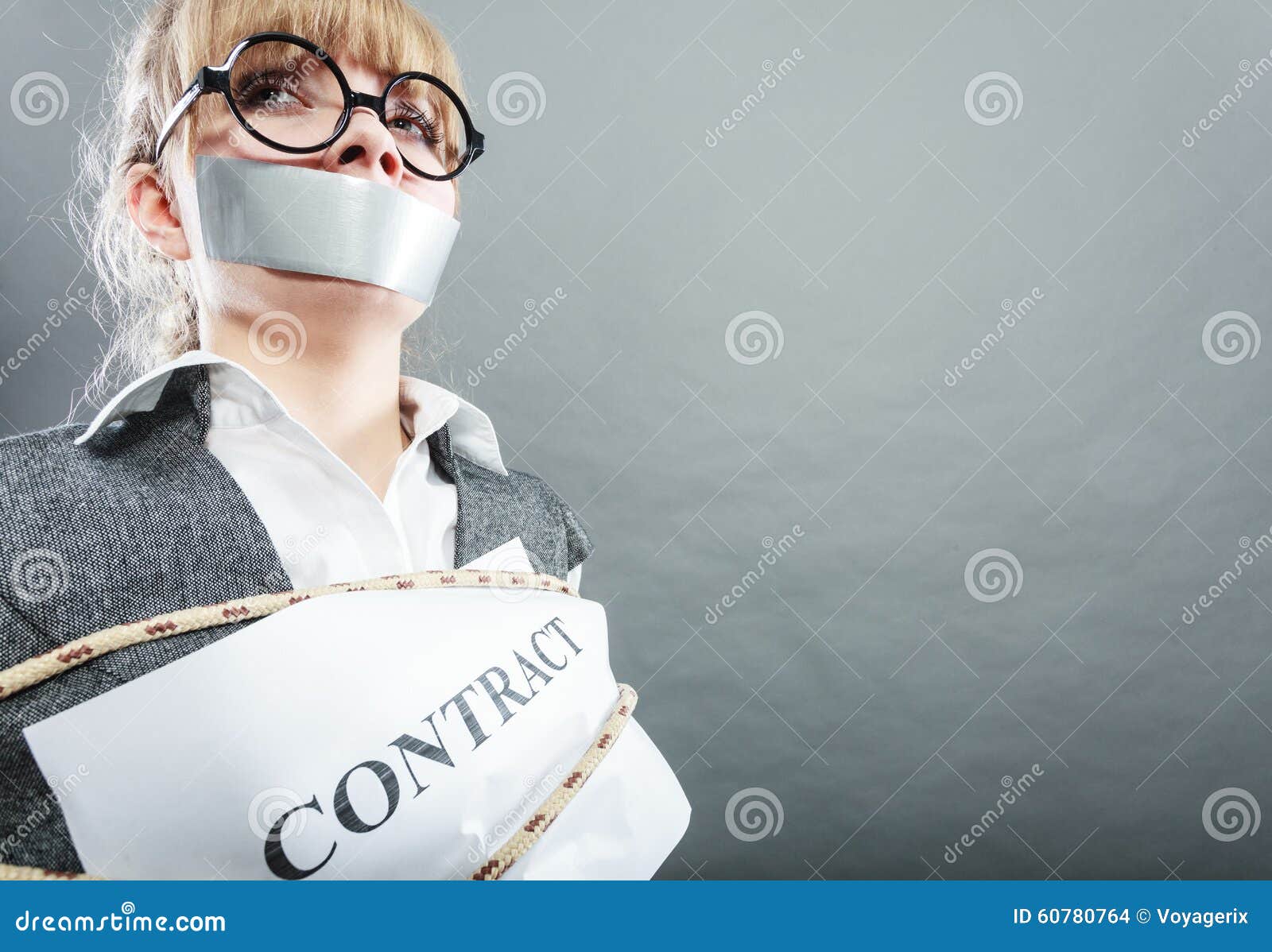 Bange Vrouw Verbindend Door Contract Met Vastgebonden Mond Stock Foto