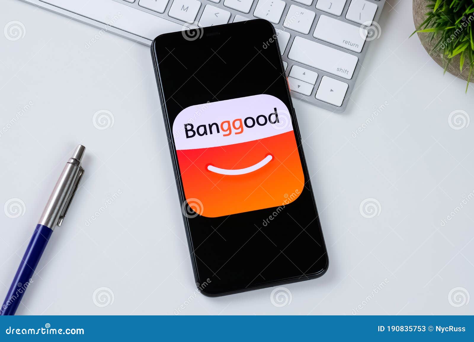 Banggood App Logo on a Smartphone Screen. Editorial Stock Photo - Image ...