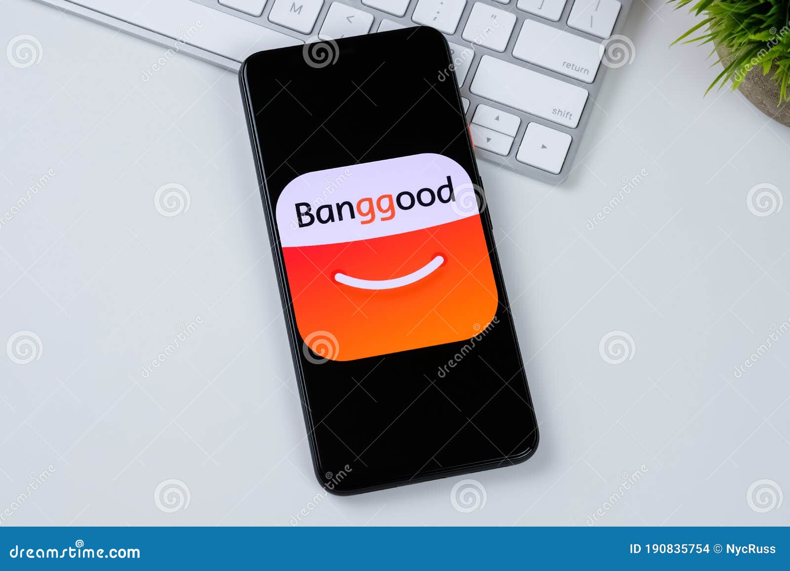 Banggood App Logo on a Smartphone Screen. Editorial Stock Image - Image ...