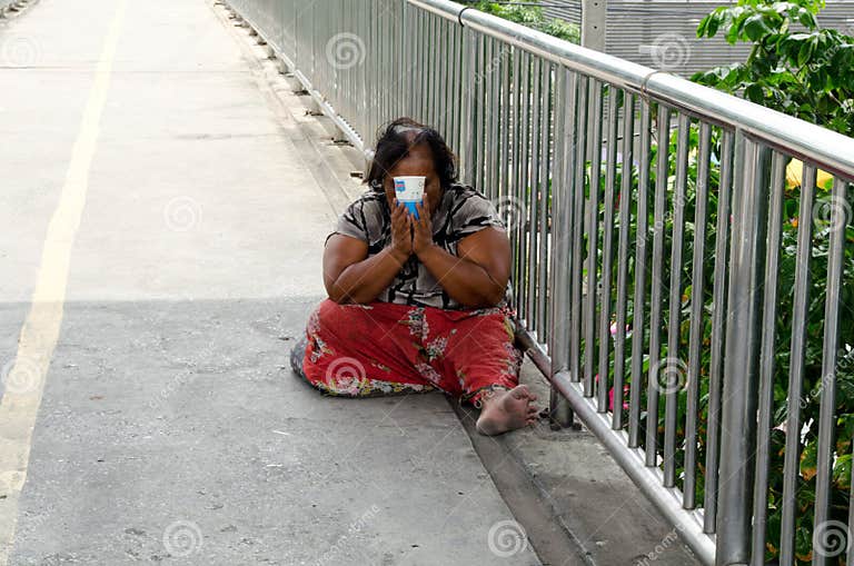 Bangkok Thailand August 04 Thailand Women Begging On The O