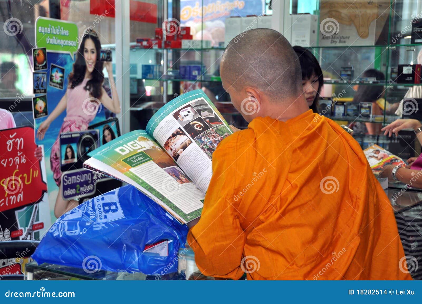Bangkok Thailand Monk Reading Magazine Editorial Stock Image Image Of Computer Thailand