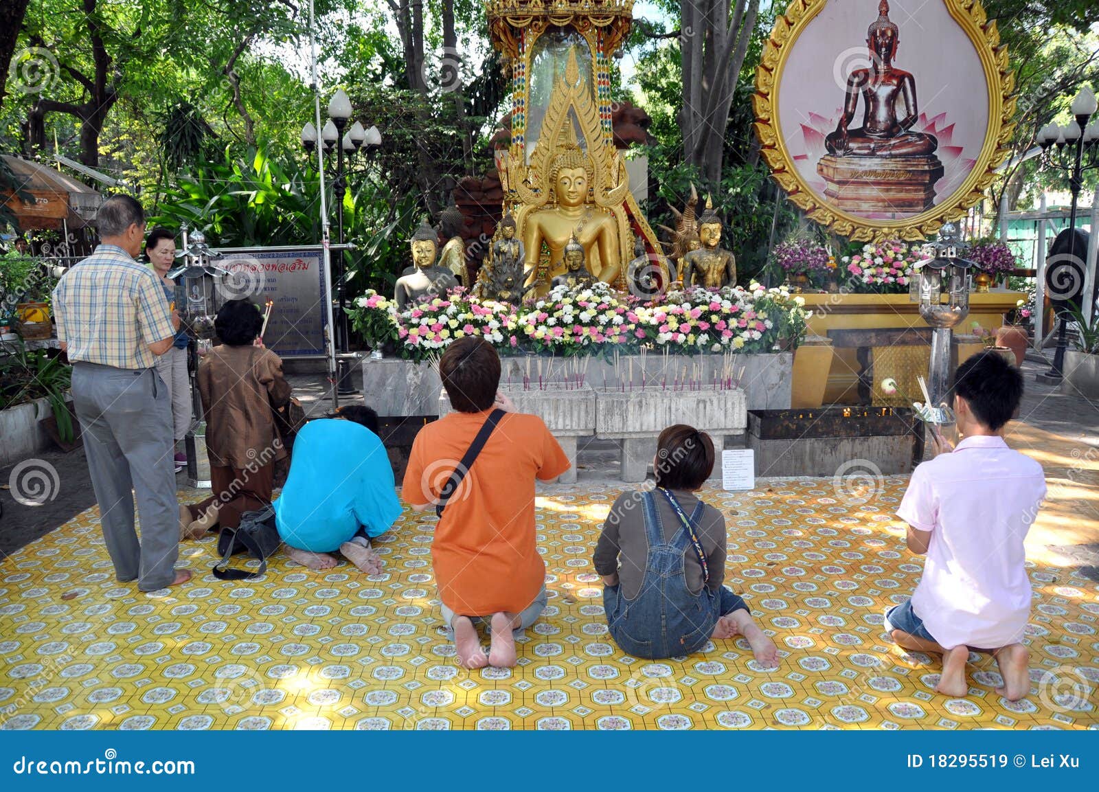 Bangkok, Thailand: People Praying at Thai Wat Editorial Stock Image ...