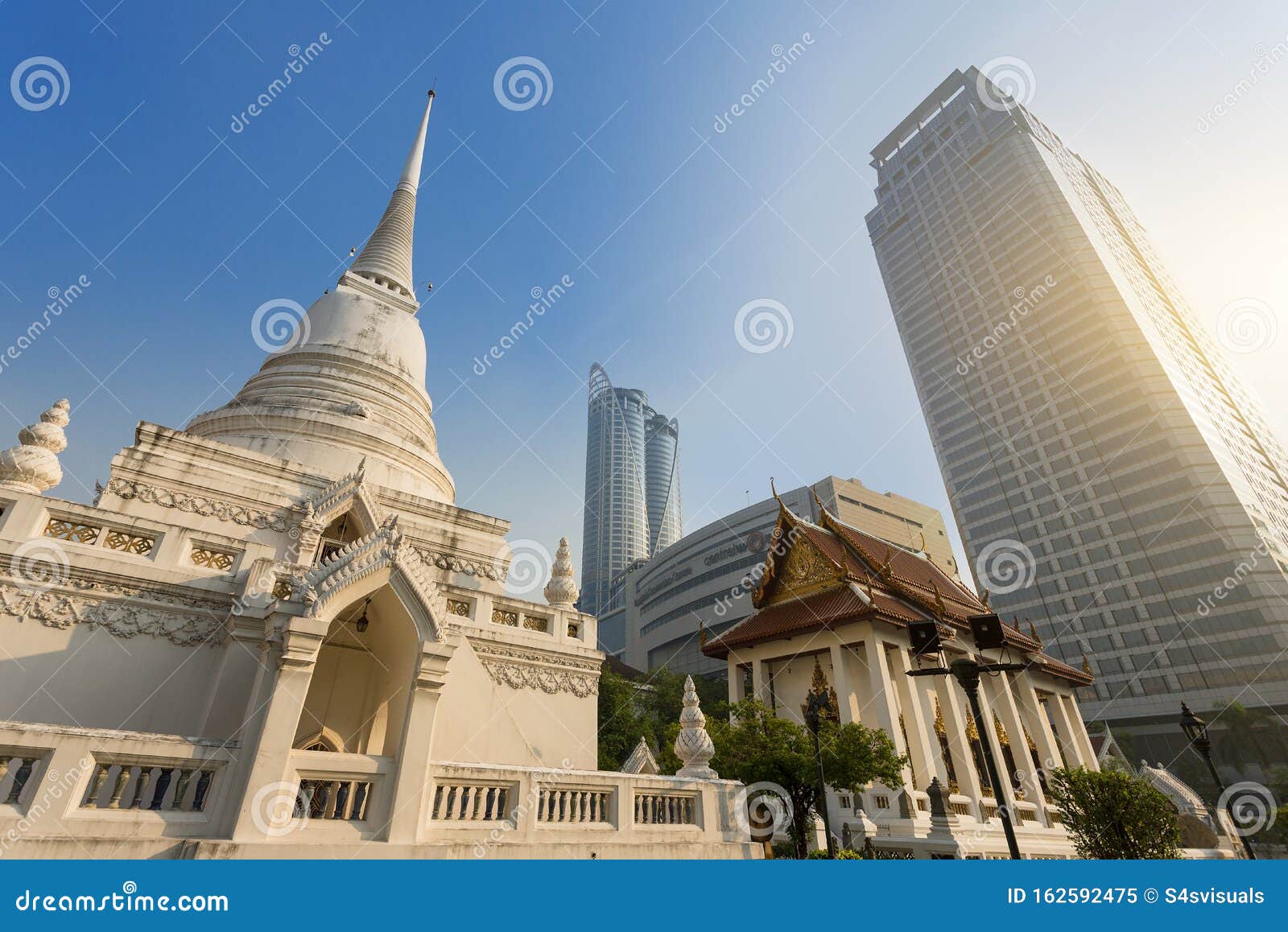 Bangkok, Wat Pathum Wanaram Stock Image - Image of skyscraper, outdoors ...