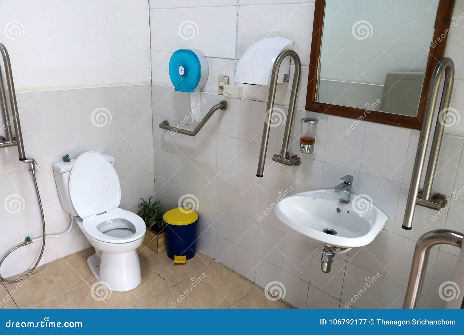 Banheiros Deficientes Com Todas As Facilidades Imagem de Stock - Imagem ...