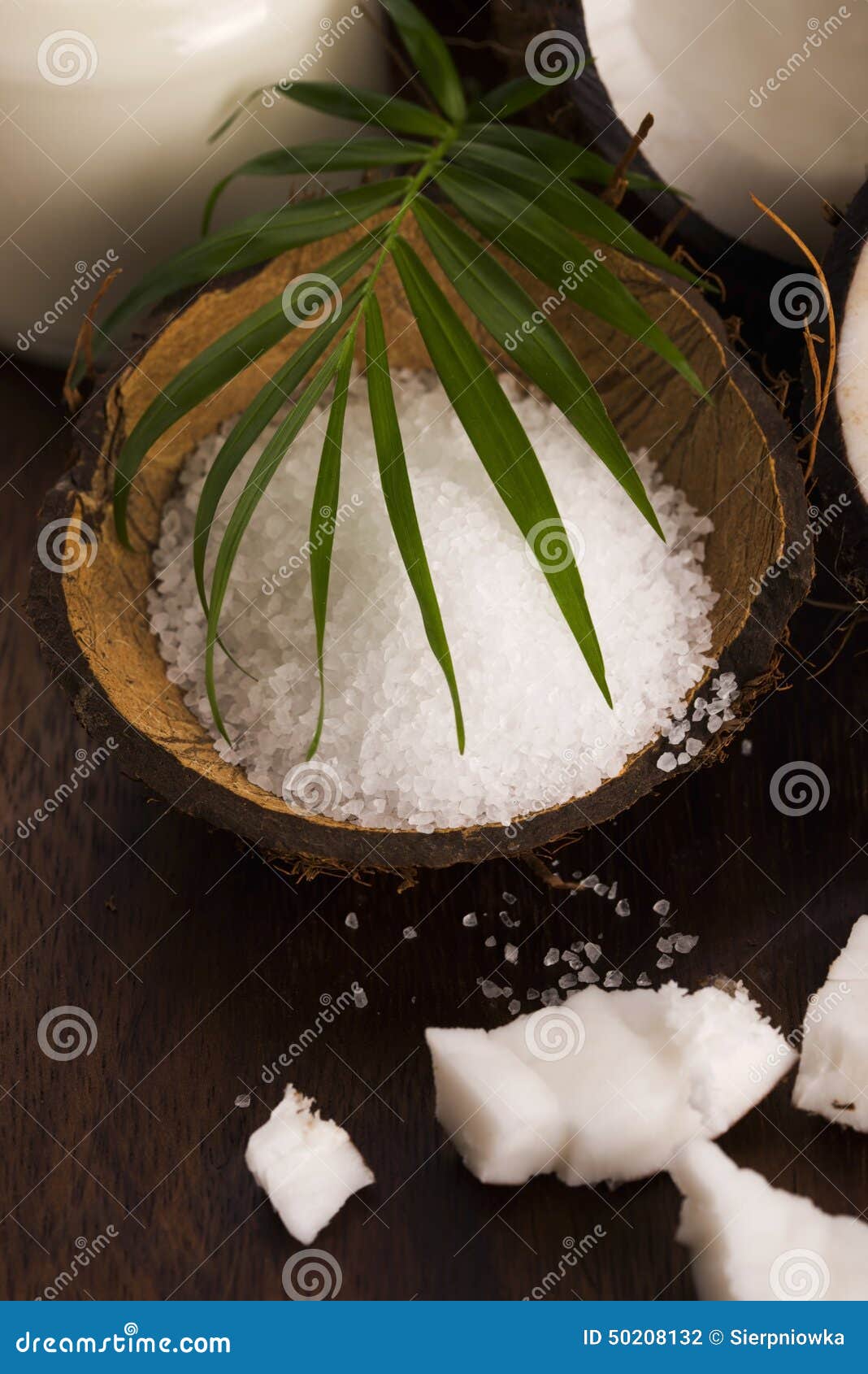 Banho Dos Cocos Coco Com Sal Do Mar Foto de Stock - Imagem de ...