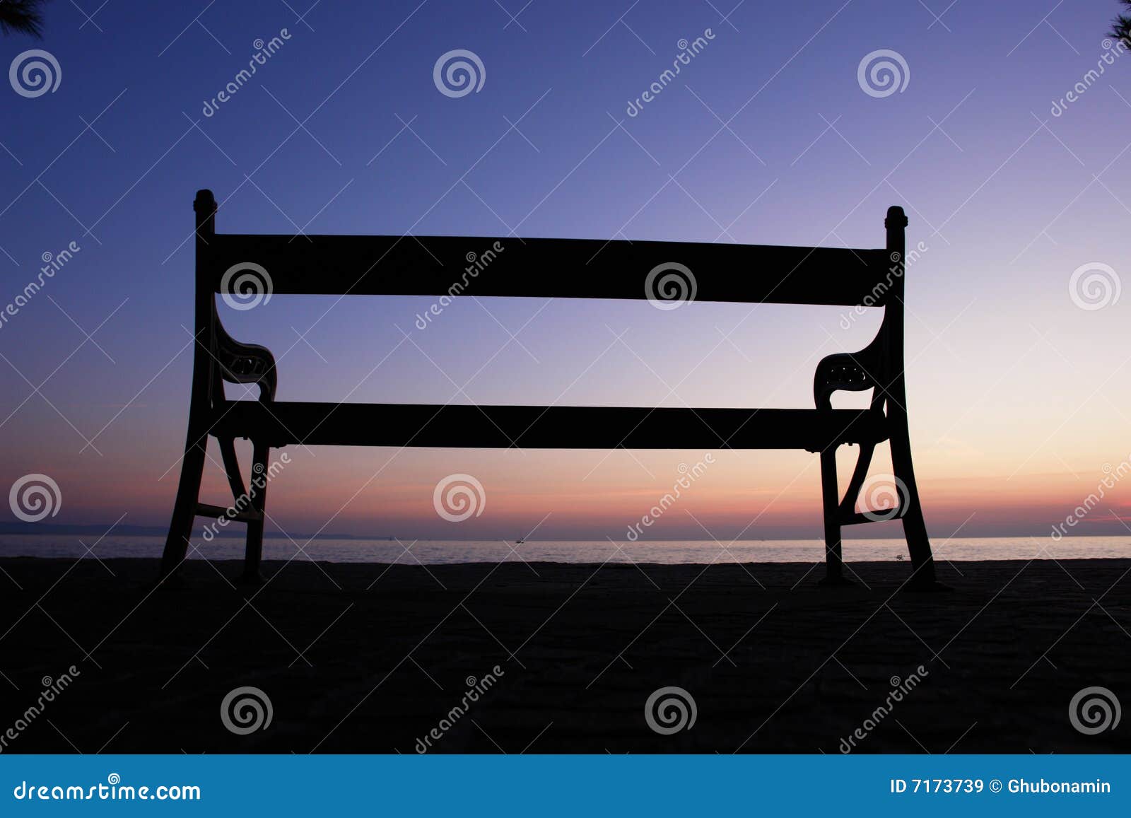 Bank stock afbeelding. Image of hemelen, schemer, avond - 7173739