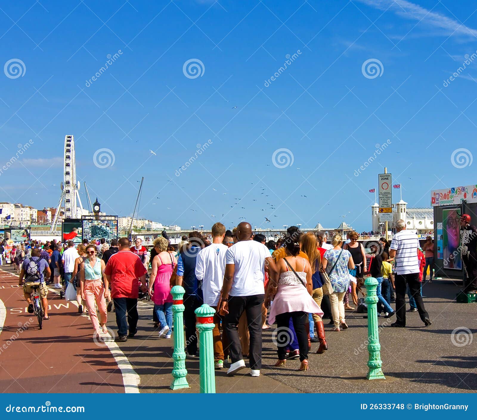 Bank holiday in Brighton editorial stock photo. Image of sunny - 26333748
