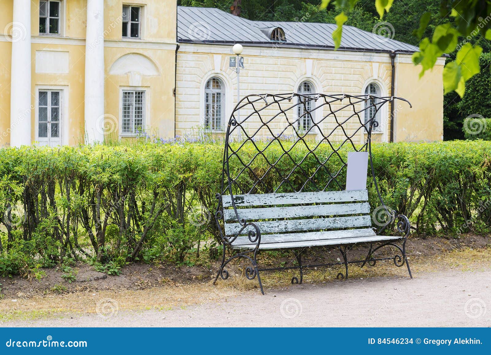 Bank im Park stockfoto. Bild von morgen, himmel, sonnig - 84546234